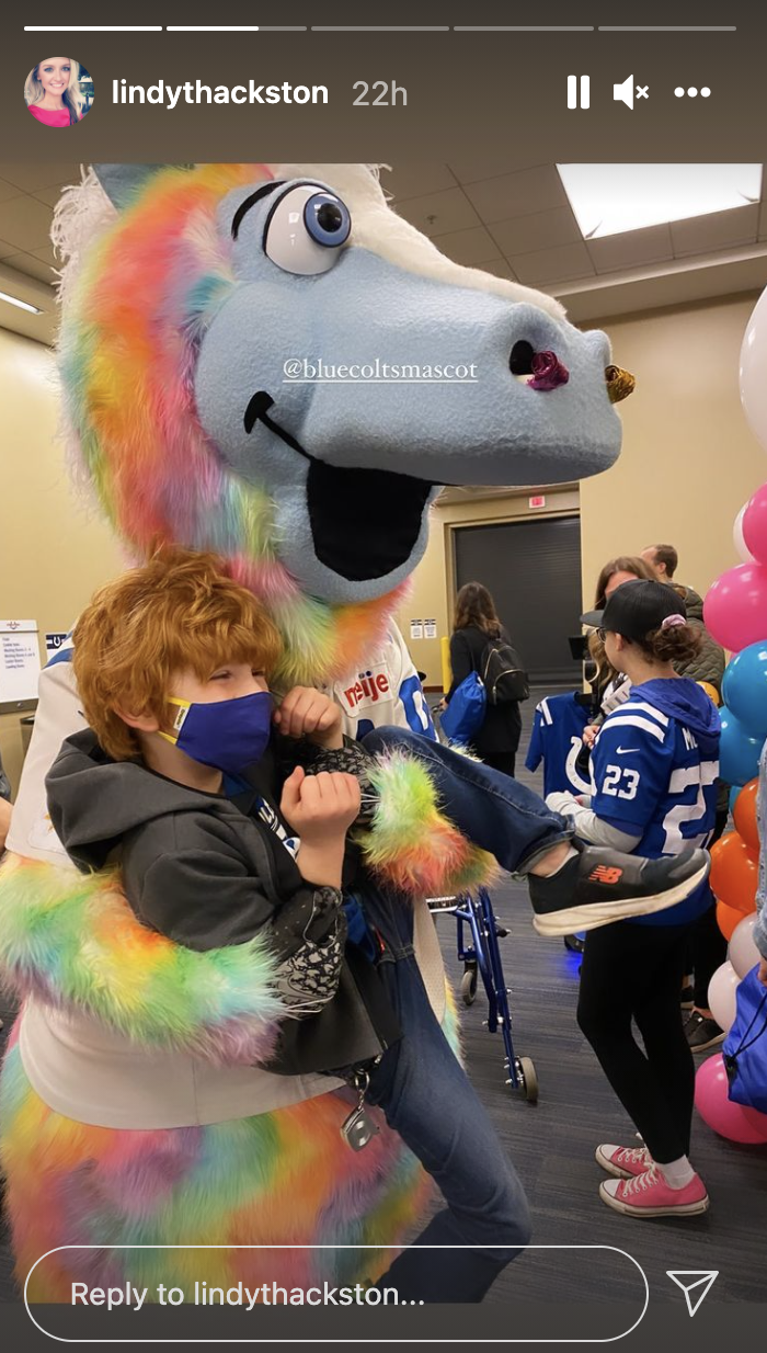 FOX Anchor Lindy Thackston Jokes About Taking Selfies While On Pain ...