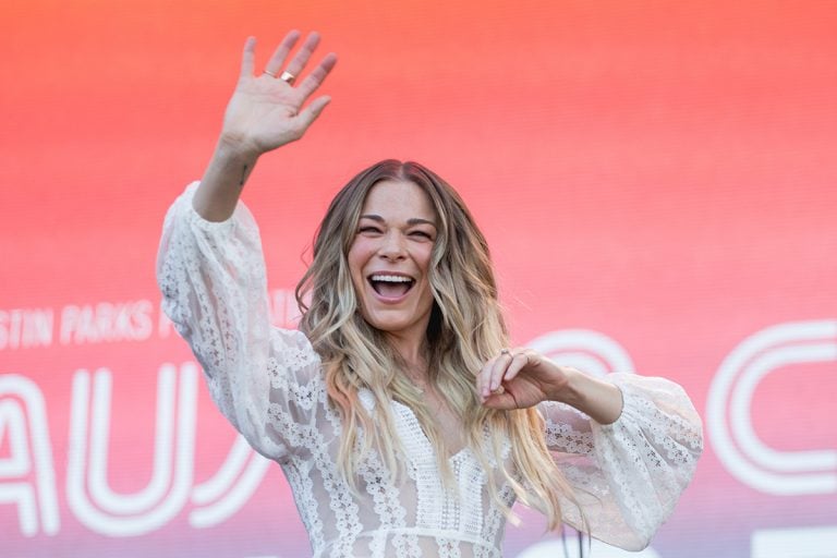 LeAnn Rimes, 39, Bravely Poses Nude to Show Off Her Psoriasis