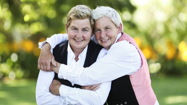 Country Music Twin Sisters Jools and Lynda Topp Give Cancer Update