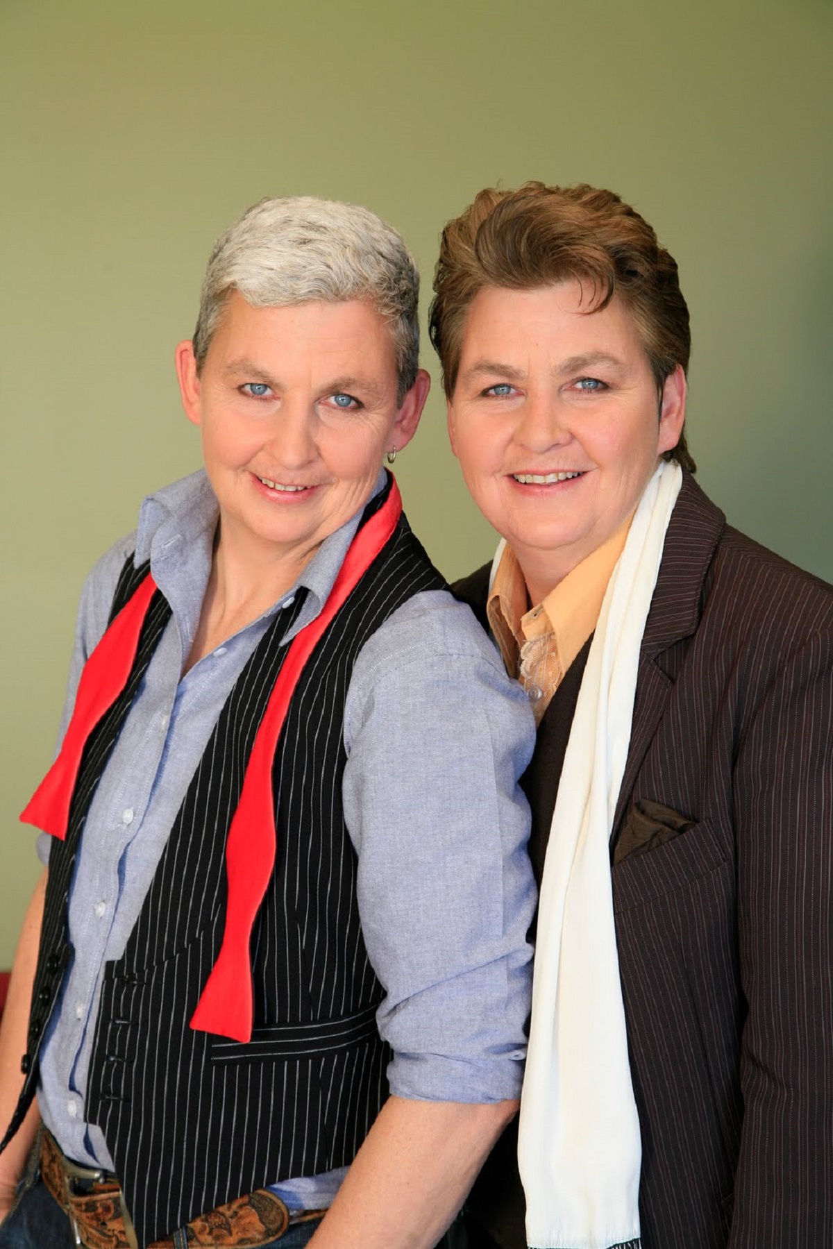 Country Music Twin Sisters Jools and Lynda Topp Give Cancer Update